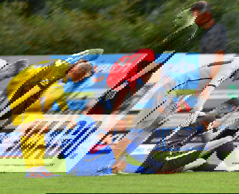 Fairplay, Sebastian Weizel Bahlinger SC, 5 is looked after by Benedikt ...