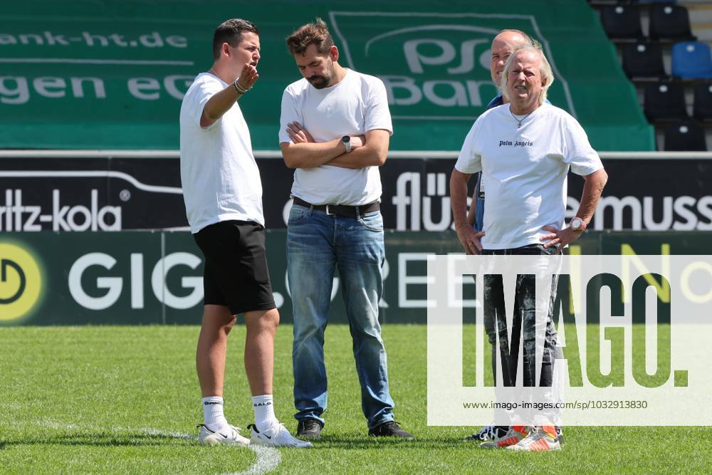 Perplexed facial expressions at coach Tim Goerner FSV Frankfurt and ...