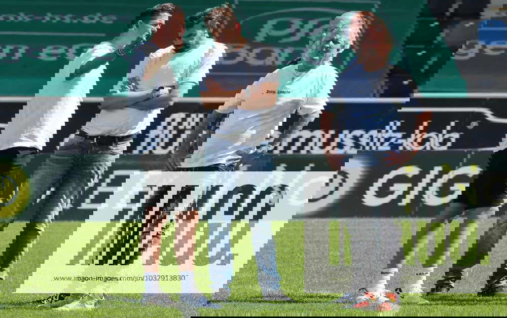 Perplexed facial expressions at coach Tim Goerner FSV Frankfurt and ...