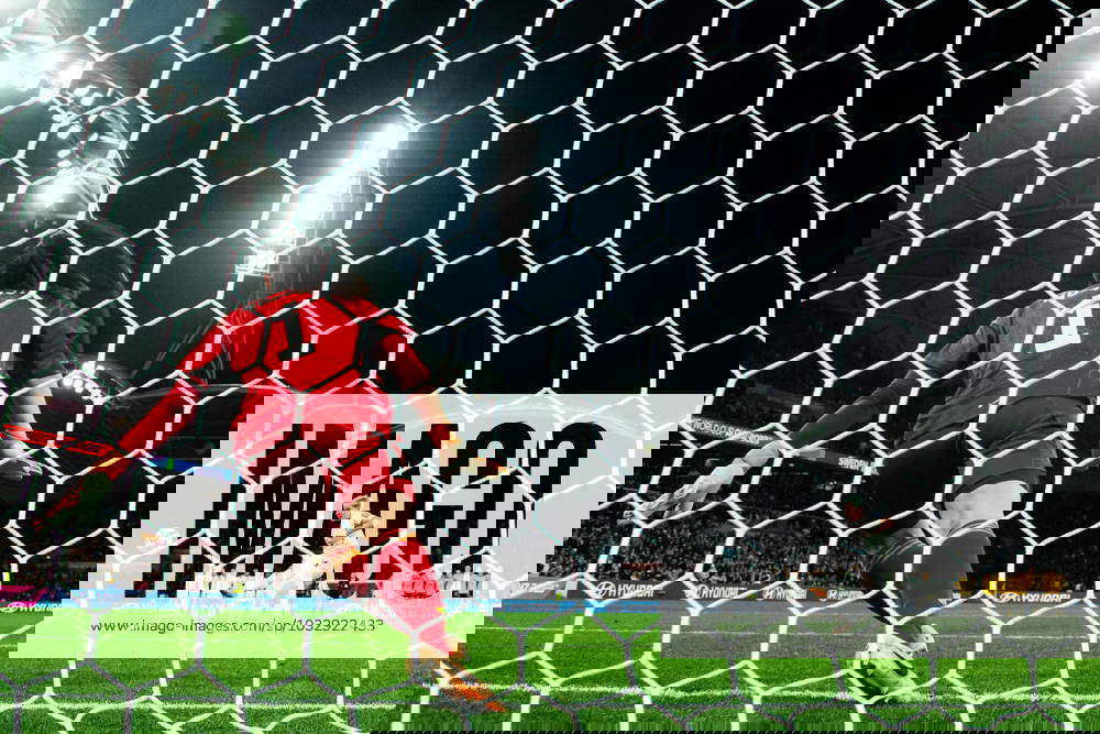 230806 Megan Rapinoe of USA and goalkeeper Zecira Musovic of Sweden ...