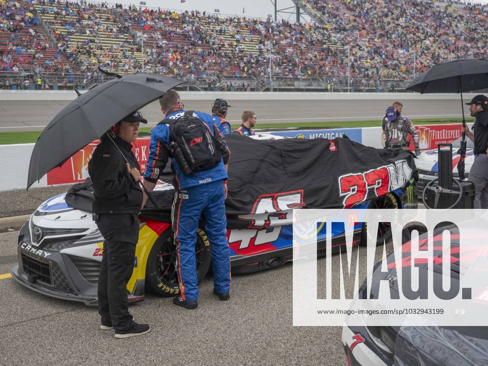 BROOKLYN, MI - AUGUST 06: Crew members of Tyler Reddick ( 45 23XI ...