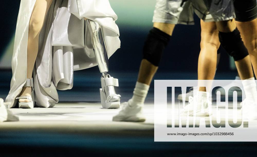 ROTTERDAM - Viktoria Modesta, known as the world s first amputee pop ...