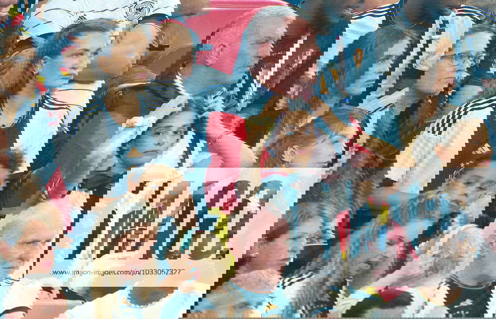 Kathi (L), girlfriend of David Raum , Leon GORETZKA, DFB 8 Freundin ...