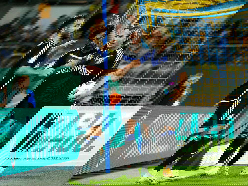 Schalke 04 wins the first round of the DFB Pokal Danny Latza FC Schalke ...