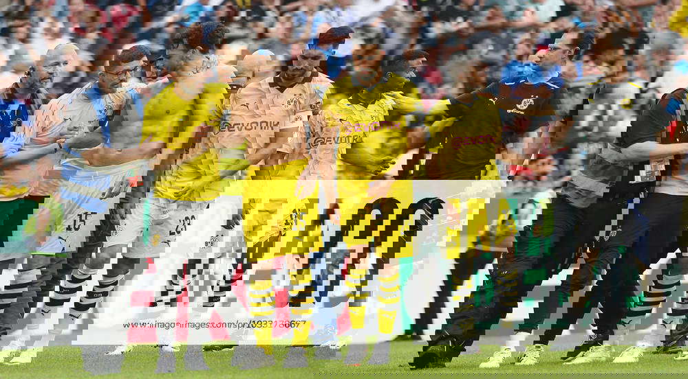 Bvb Ultra runs across the pitch is overpowered by security, Mats ...