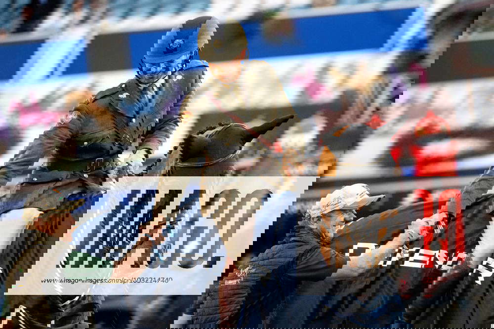 Commandant GEOFF CURRAN of Ireland on BISHOPS QUARTER receives ...