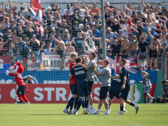 Huge cheer after Mathias Fetsch goal SpVgg Unterhaching, 11 to 1 0 GER ...