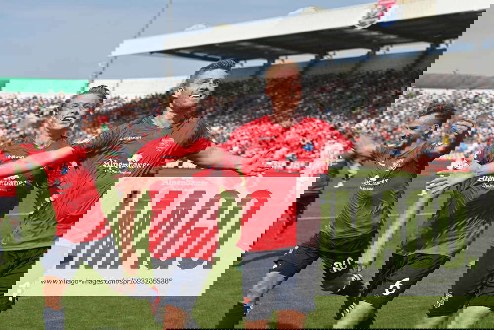 Goal celebration Mathias FETSCH Unterhaching after goal to 1 0 with Ben ...