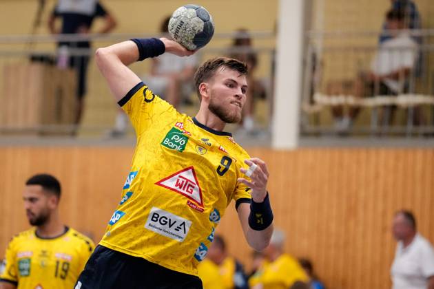 Steven Plucnar Jacobsen RNL, 9, on the ball, single image, single photo ...