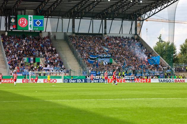 Hamburger SV goalJubel players and fans pyro cheer for the 3 4 winning ...
