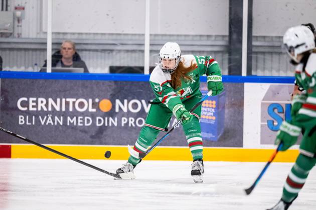 Rögles Emily Gustafson during the ice hockey training match between ...