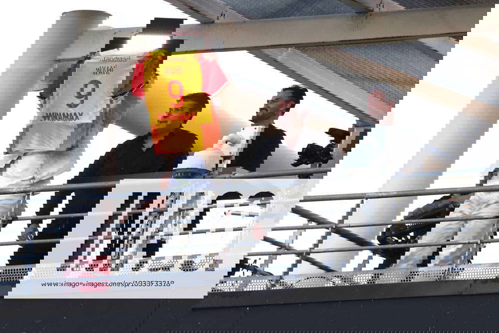 Signature contrat Elye WAHI lors du match RC Lens - Stade Rennais ...