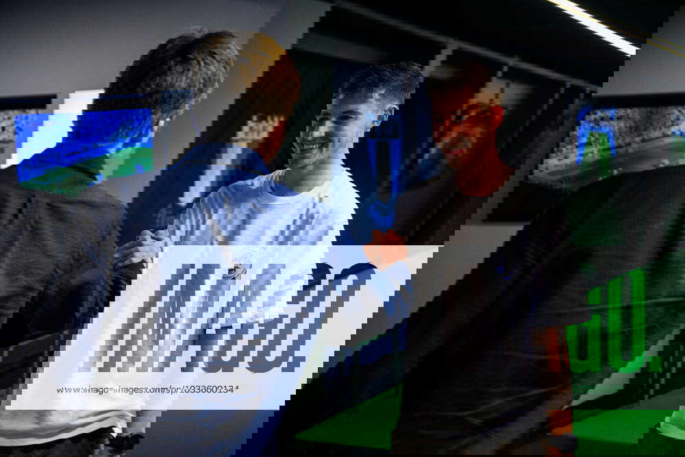 230821 Oliver Berg greets Lasse Berg Johnsen during a photo shoot with ...