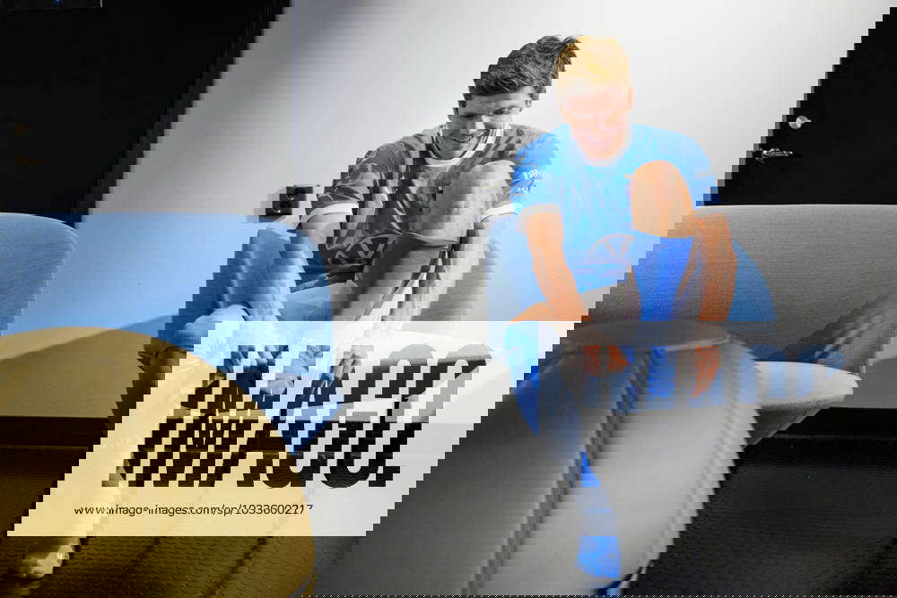 230821 Oliver Berg gets ready during a photo shoot with Malmö FF on ...