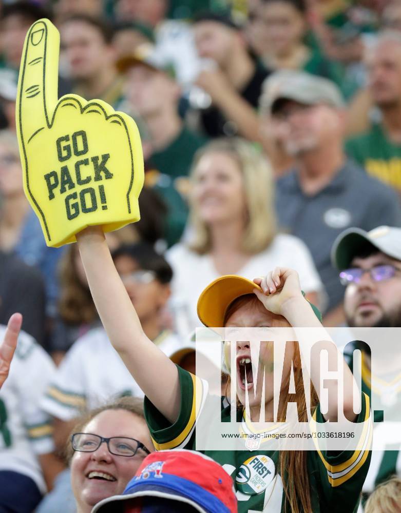 Syndication: The Post-Crescent A young Green Bay Packers fan cheers as ...