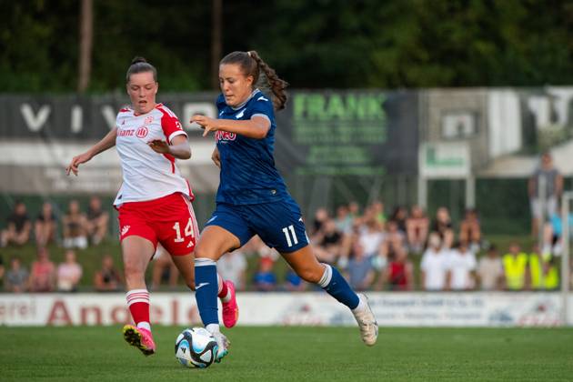 Mara Alber TSG Hoffenheim, 11 in duel with Alara Sehitler FC Bayern Muenchen, 14, GER, FC Bayern