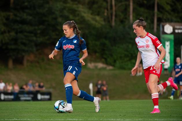 Mara Alber TSG Hoffenheim, 11 in duel with Lena Ostermeier SGS Essen, 18, GER, SGS Essen vs TSG