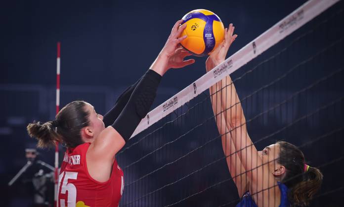 Volleyball, EM, Frauen, Serbien - Belgien Belgium s Manon Stragier ...