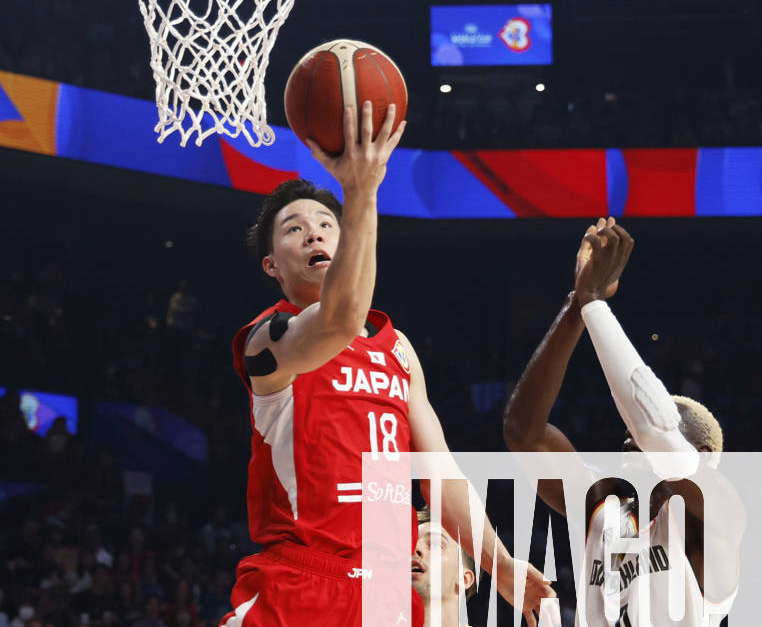 Basketball: World Cup Japan s Yudai Baba (L) shoots the ball during the ...