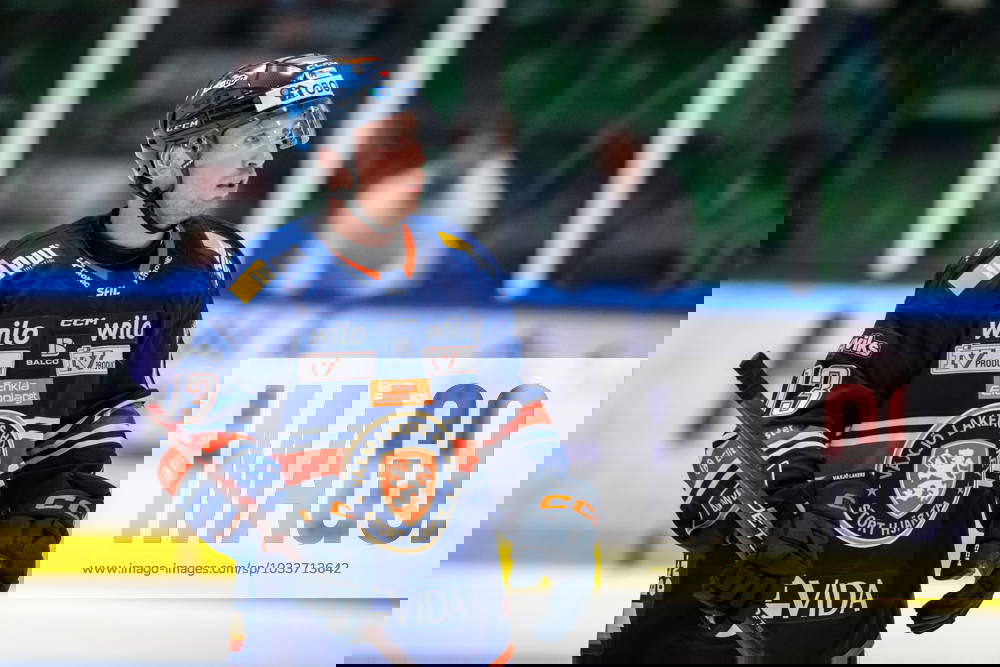 Växjös Dylan McLaughlin falls down during the training match between ...