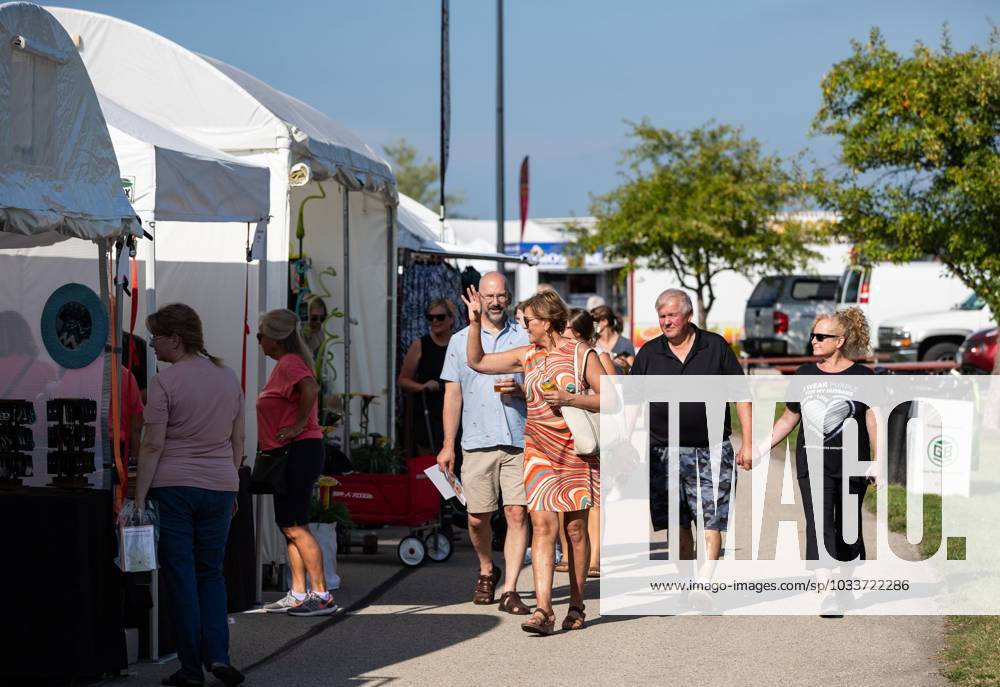 Syndication: Green Bay Press-Gazette Artstreet attendees browse vendors ...