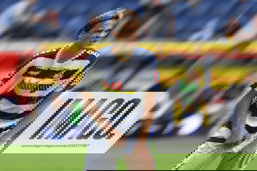 Caspar Jander ( MSV Duisburg ) hat einen Ball in den Unterleib bekommen ...