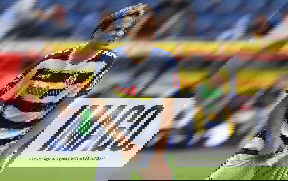 Caspar Jander ( MSV Duisburg ) hat einen Ball in den Unterleib bekommen ...