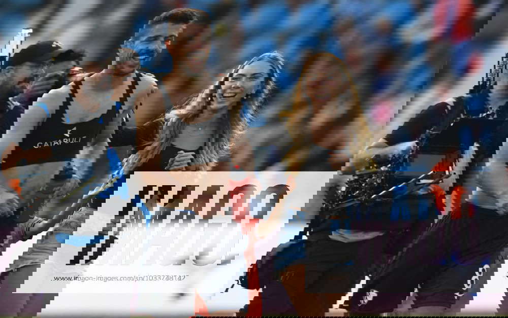 Anthony Losilla VFL Bochum is happy with his wife about the point win ...