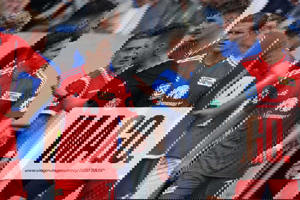 Brenden Aaronson (Union Berlin) diskutiert über den Platzverweis mit ...