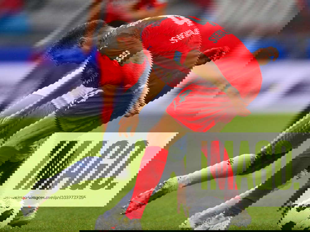 Tim Siersleben 1 FC Heidenheim, 4 gets the ball played through his legs ...