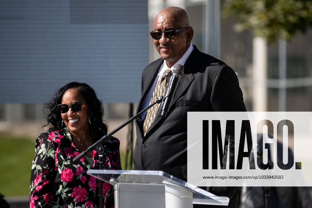 Syndication: Detroit Free Press George Gervin speaks next to his wife Joyce King during the
