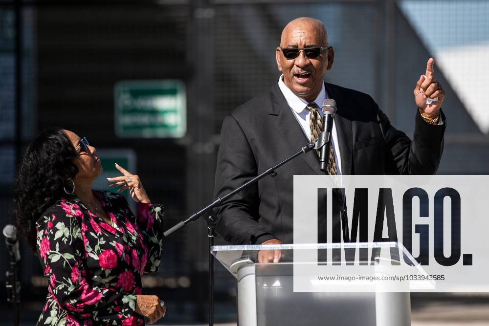 Syndication: Detroit Free Press George Gervin speaks next to his wife Joyce King during the