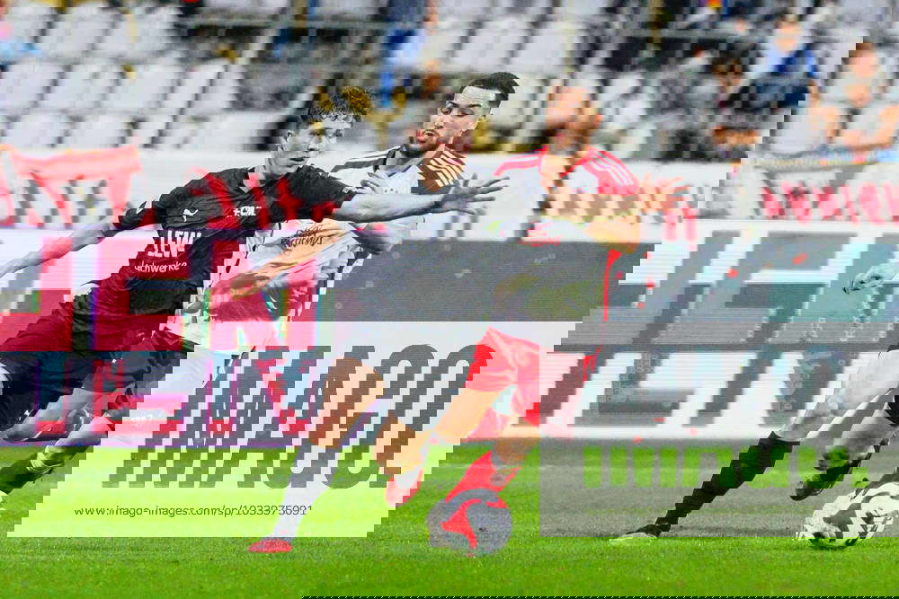 Jakob Gräser 3, FC Memmingen in duel with Dion Berisha 11, FC Bayern ...