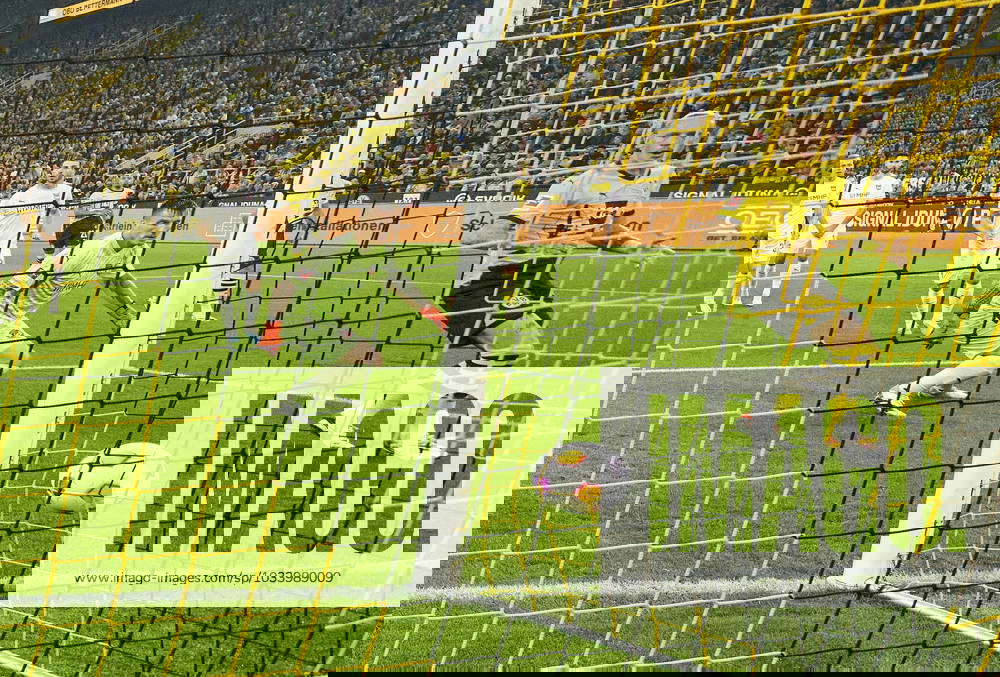 Marius Wolf , BVB 17 missed a chance against Kevin MÜLLER, goalkeeper HDH 1 in the match BORUSSIA