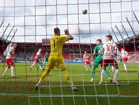 Felix Gebhardt, goalkeeper SSV Jahn Regensburg, 1 entaeuscht gets the ...
