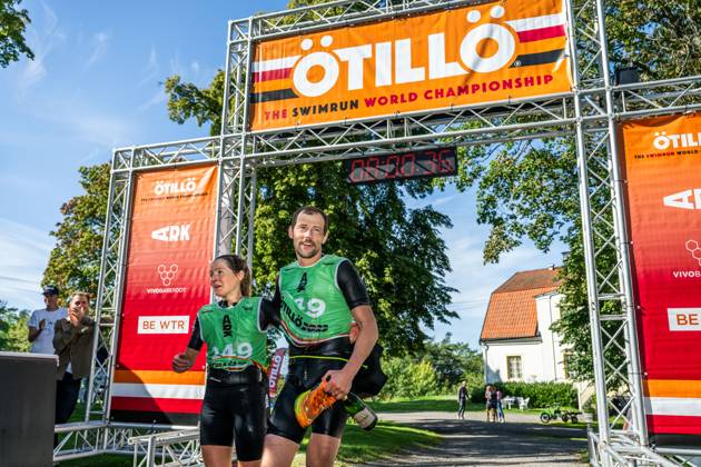 Amanda Nilsson and Adriel Young, Ark, celebrates after winning mixed ...