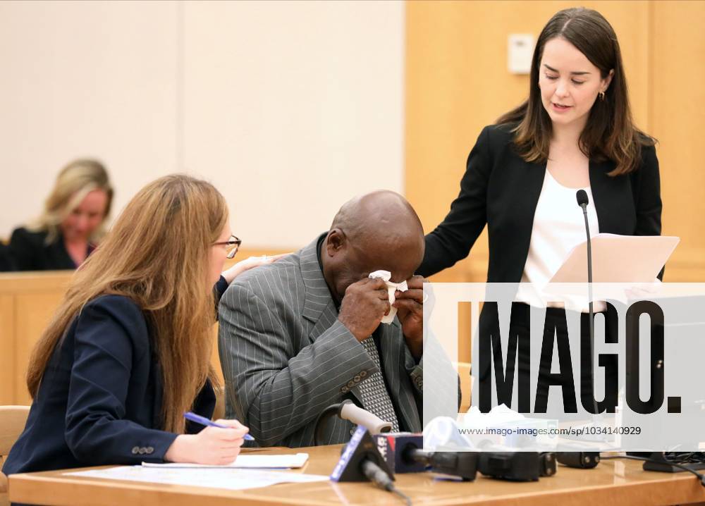 Syndication: Westchester County Journal News Leonard Mack, center, is ...