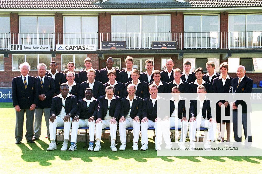 DERBYSHIRE COUNTY CRICKET CLUB Team Photo 1995. From Left to Right ...