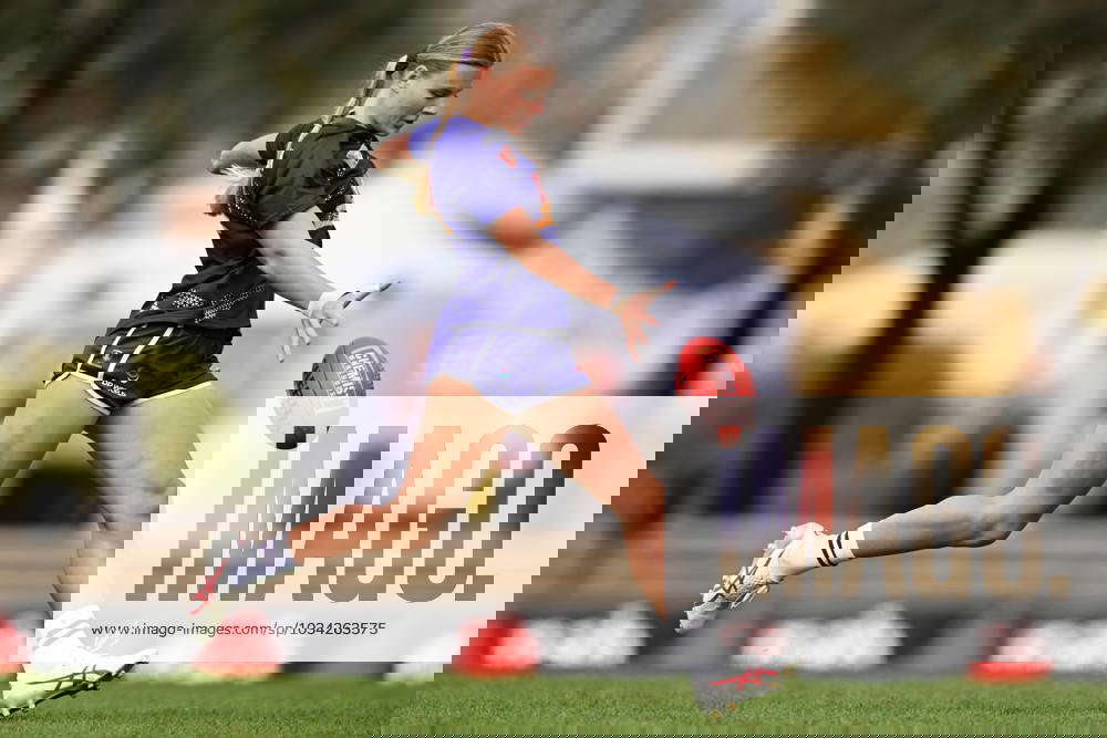 AFLW MAGPIES DOCKERS, Madeleine Scanlon of the Dockers warms up ahead ...