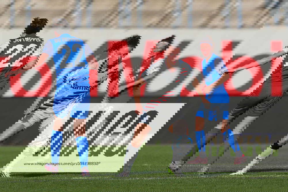 v li Synne Skinnes Hansen Bayer 04 Leverkusen, 10 on the ball, single ...