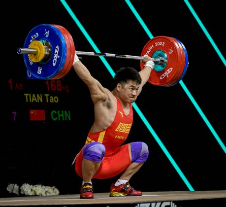 Dayin Li of China competes in the Men 89 kg at the World Weightlifting ...