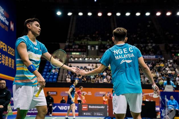 Hong Kong, China: Low Hang Yee and Ng Eng Cheung of Malaysia compete in ...