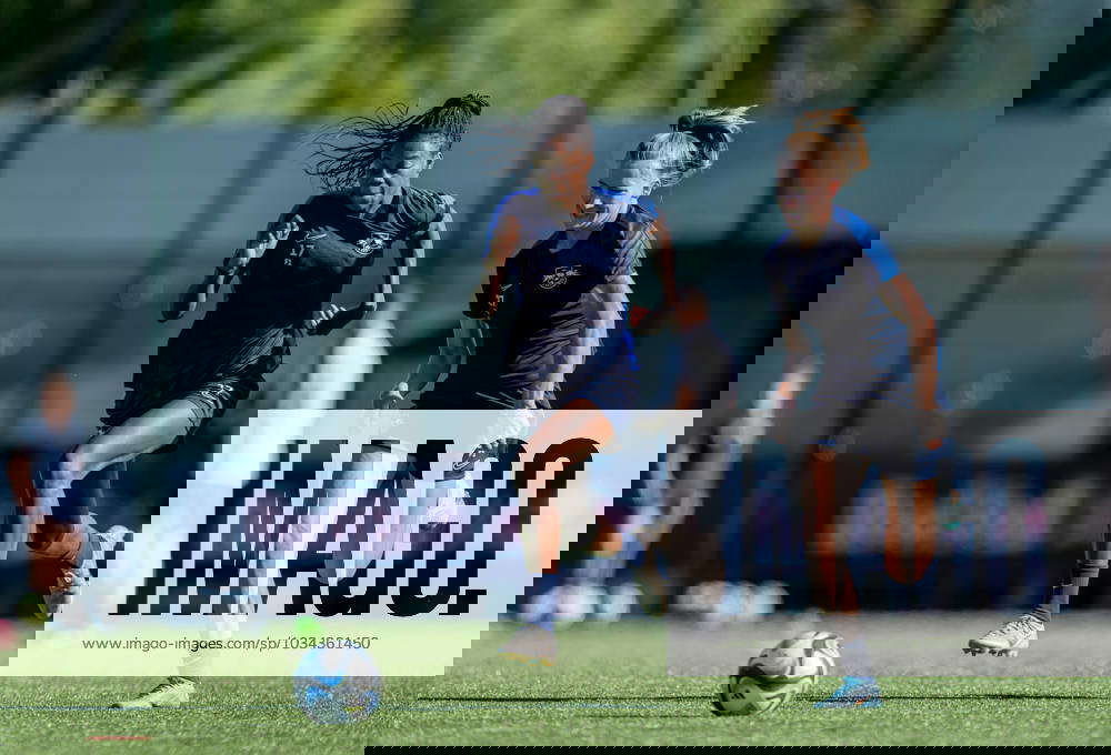 Leipzigs Lydia Andrade and Marlene Mueller training RB Leipzig women on ...