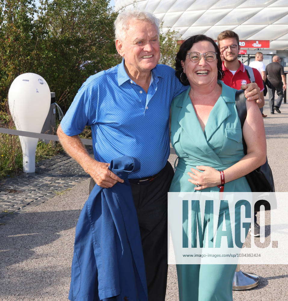 Sepp Mayer, posing with fan, fan woman, portraet, portrait, football 1 ...