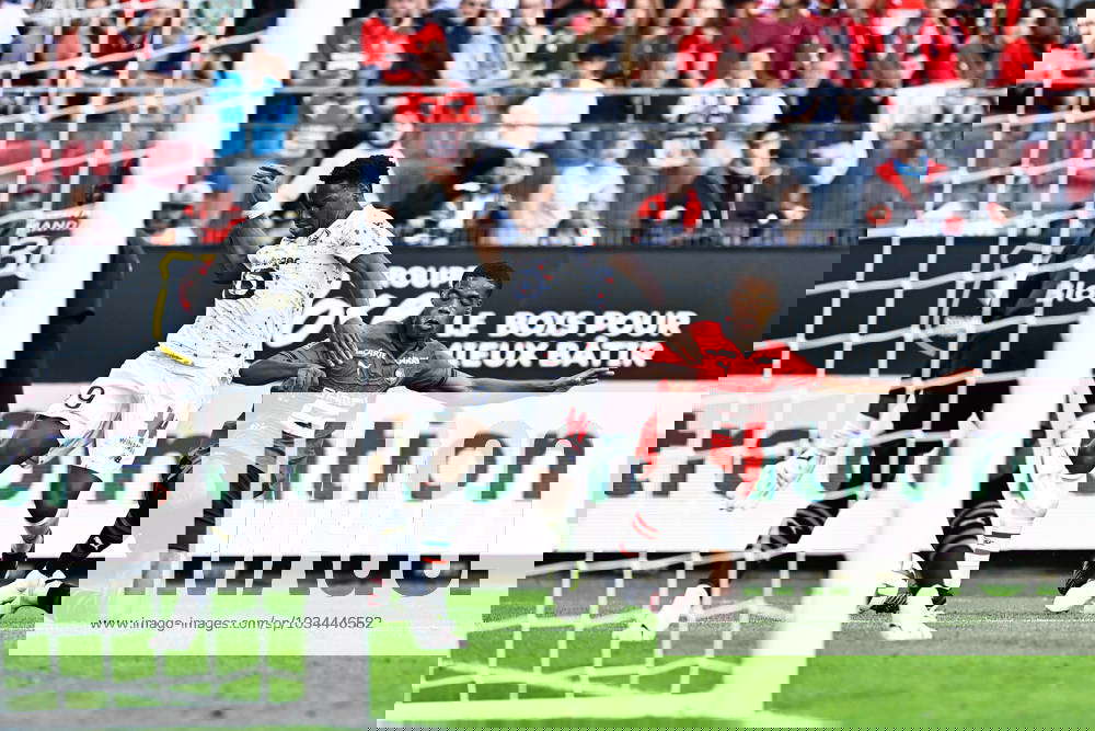 Warmed OMARI ( 23 - Rennes ) - Steve Mandanda ( 30 - Rennes ...