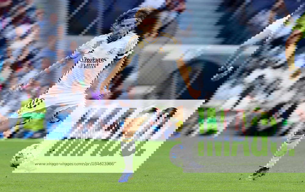 Luka Modric single image crop action sports football soccer UEFA ...