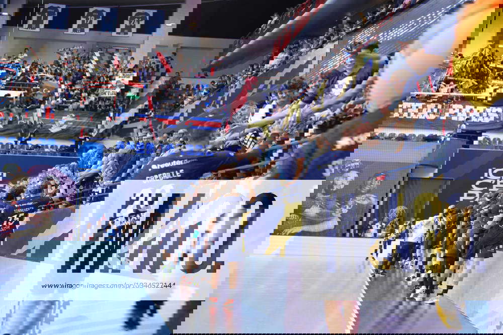 Joueurs du Paris Saint-Germain remercient leurs supporters HANDBALL ...