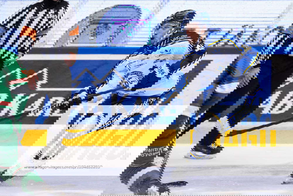 230921 Leksands Max Veronneau during the ice hockey match in SHL between Leksand and Rögle on