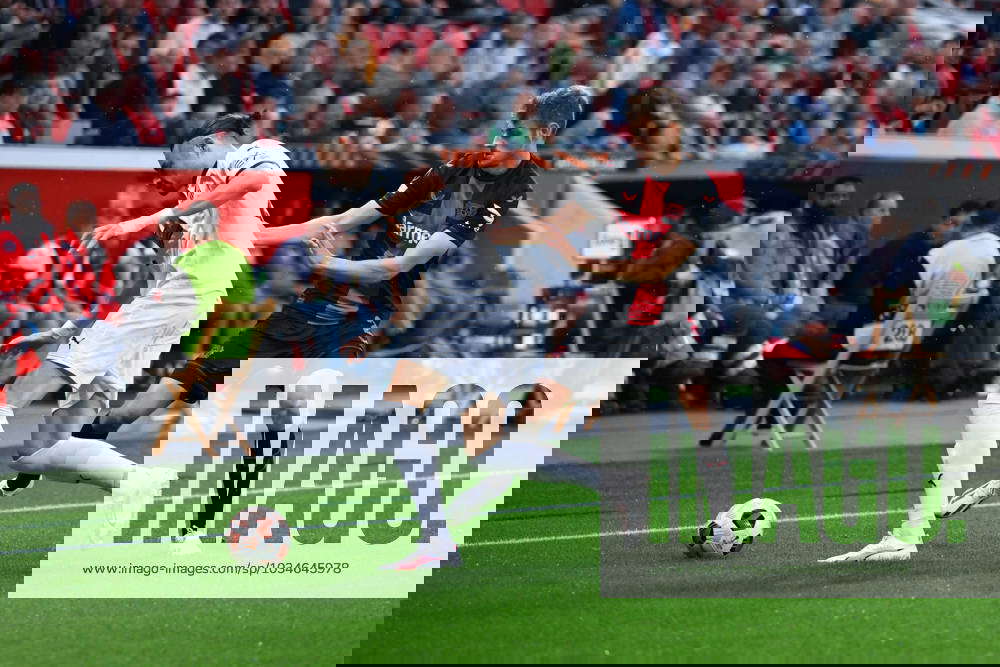 Amor Layouni BK Häcken, Josip Stanisic Bayer 04 Leverkusen, v li 21 09 ...