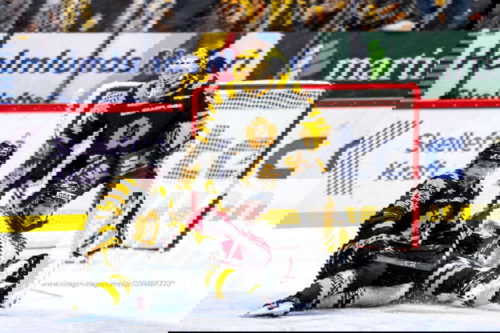 230923 Skellefteas Oskar Nilsson and Örebros Hannes Björninen during the SHL ice hockey match